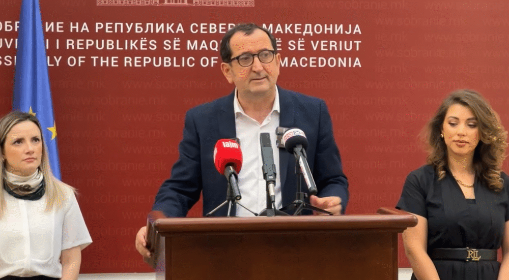Bekim Qoku në press konferencë, deputetët e Alternarivës e bojkotojnë ...